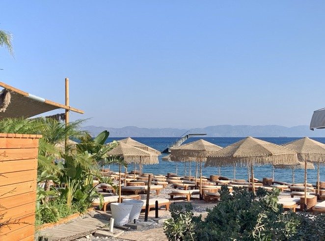 7 coole beach clubs op Elli Beach: trendy beach bars Rhodes Town ...
